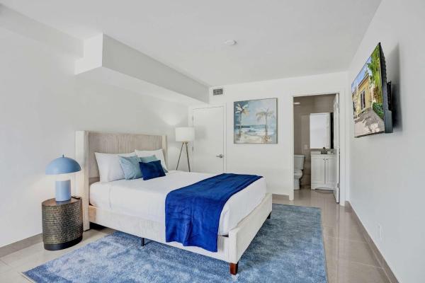 Bright Lake Worth Suite W Shared Pool - Palm Beach, FL