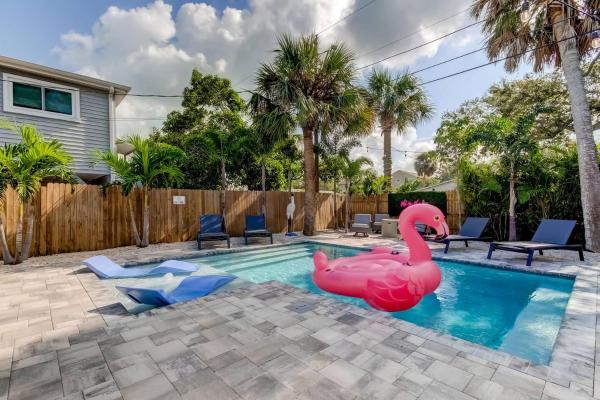 1 Block To Beach, Pool, Bikes, Putt Putt- Triplex - Indian Rocks Beach, FL
