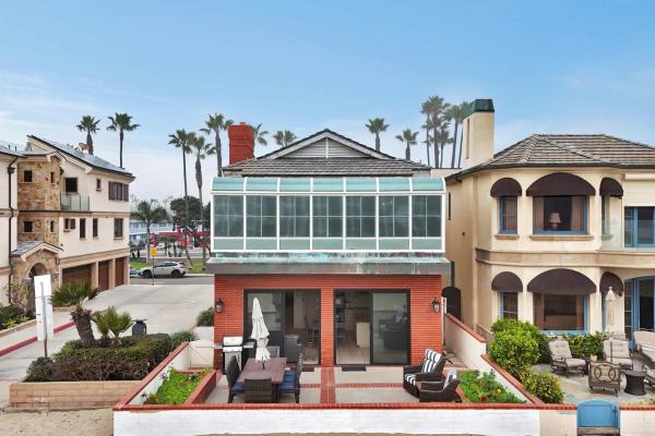 Spacious Beachfront Sanctuary- Serene Ocean Views Home - Newport