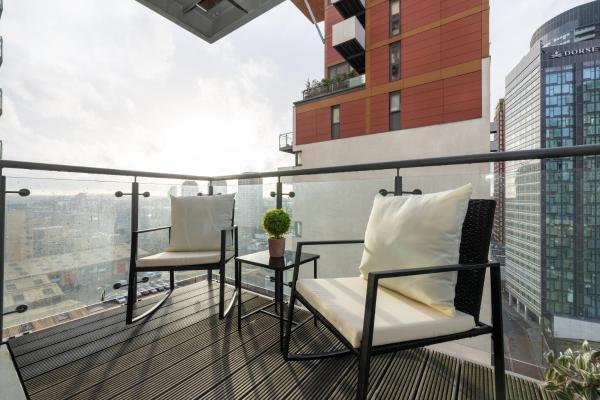 Cosy, Modern High Rise With Views! 2 Bedroom - London City Airport (LCY)