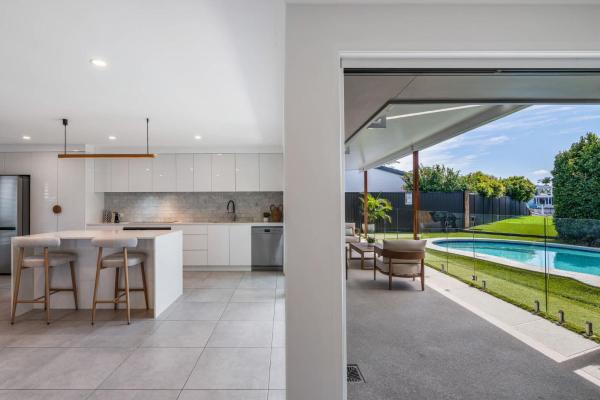 Mooloolaba Canal Retreat With Pool Sleeps 12 - Mooloolaba