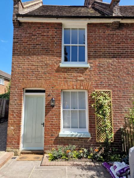 Enchanting 2-bed Riverside Cottage With Parking In Heart Of Canterbury City - Canterbury