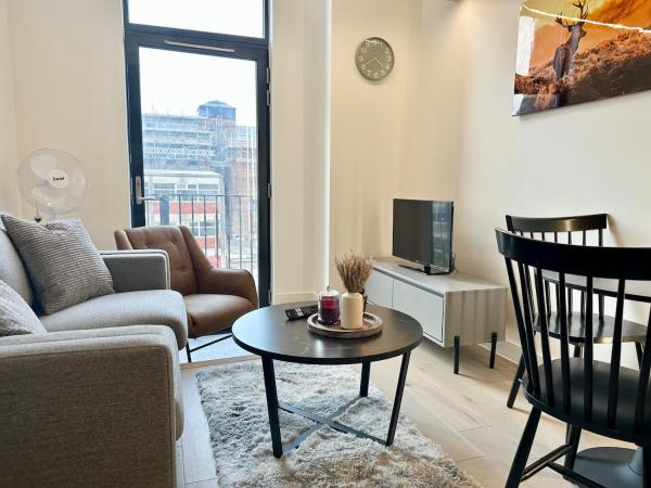 Cute 1 Bed Duplex Apartment With Balcony - Salford