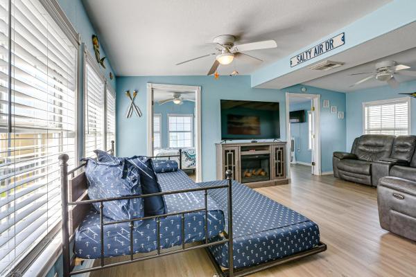 1 Block To Surfside Beach: Home W/ Deck! - Surfside Beach, TX