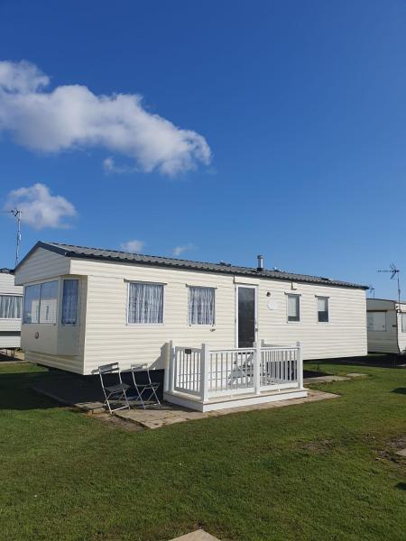Coastal Comfort And Value Atlas Holiday Home, Just 2-min Walk To Beach & Entertainment, Spacious & Budget-friendly Bed Linen & Towels Included, Free Wifi - Brightlingsea