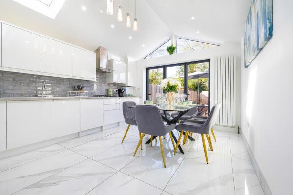 Stunning 3 Bed Central Windsor Home With Free Parking - LEGOLAND Windsor Resort