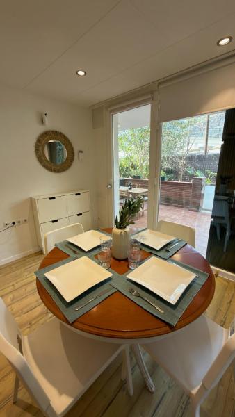 Cozy Three-bedroom Apartment By The Beach - Castelldefels