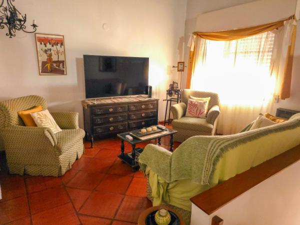 Casa Con Cochera Cerca De Iglesia, Plaza Principal Y Centro De La Cuidad - San Nicolás de Los Arroyos