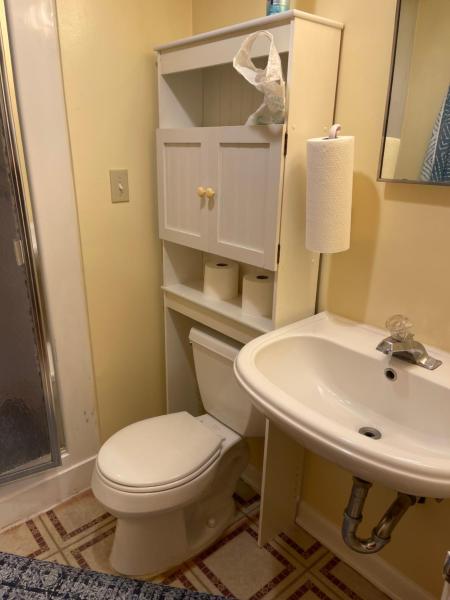 Flower Avenue Hosting -Two Db Beds & Shower - Ground Floor Bedroom 1 Person 69 Night, 2 Persons 122 - 3rd & 4th Add 52 Each - Silver Spring, MD