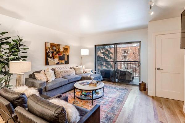 Beautifully Updated Luxury Condo -Hot Tub - Walk To Town Lift - Park City, UT