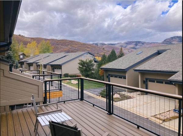 Bright Dog-friendly Townhome With Gas Fireplace & Garage - Walk To Shuttle - Park City, UT