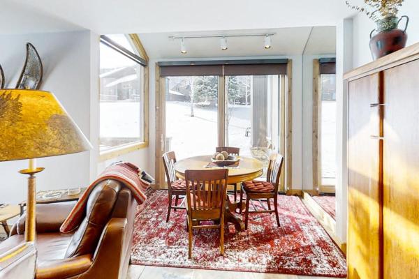 Remodeled Mountainside Home With Outdoor Heated Pool & Hot Tub - Walk Everywhere - Park City, UT