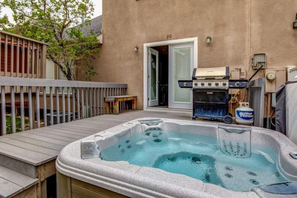 Newly Remodeled Home With Arge Private Hot Tub Fireplace & Nearby Park - Sandy, UT