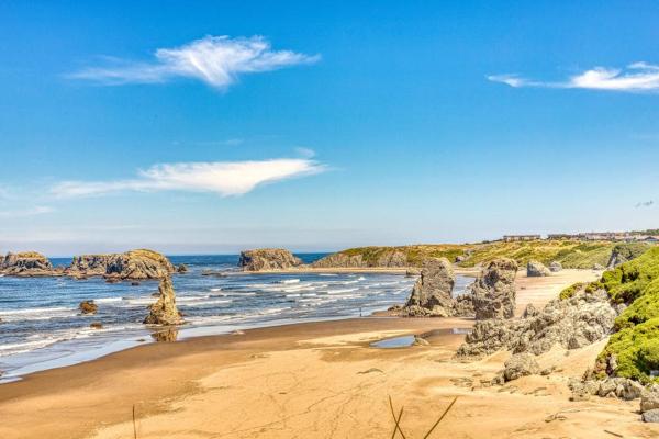 Spacious Home Only 1 Block From Beach & Across The Street From Horseback Riding - Bandon, OR
