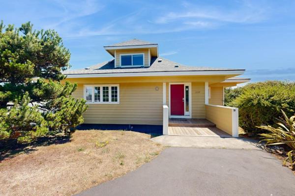Charming Home With Tranquil & Private Deck - One Block To Beach - Bandon, OR