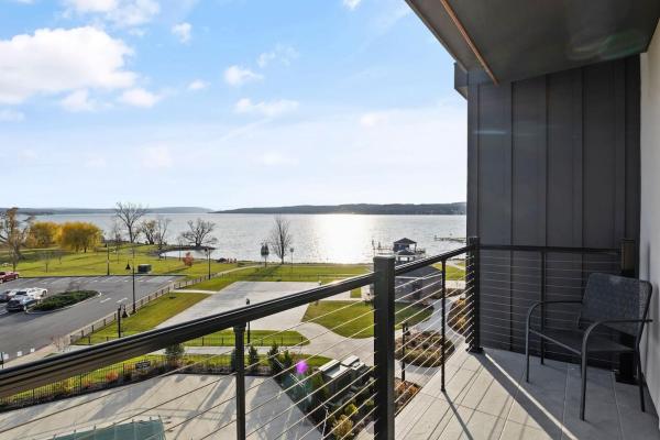 New Lakeview Escape Seasonal Hot Tub Poolside - Canandaigua, NY