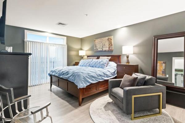 Hotel Canandaigua Lakefront Condo - Poolhot Tub - Canandaigua, NY