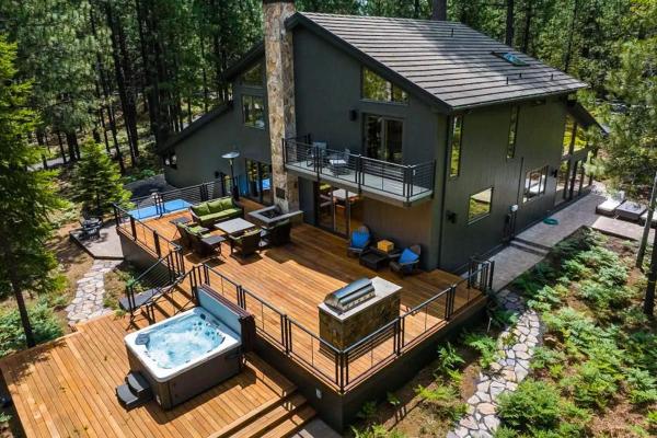 A Modern Mountain Retreat Designed For Gathering Comfort And Connection - Sisters, OR