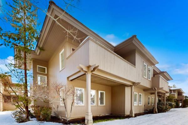 Charming Dog-friendly Retreat Near Skiing & Golf With Views & Fireplace - Bend, OR