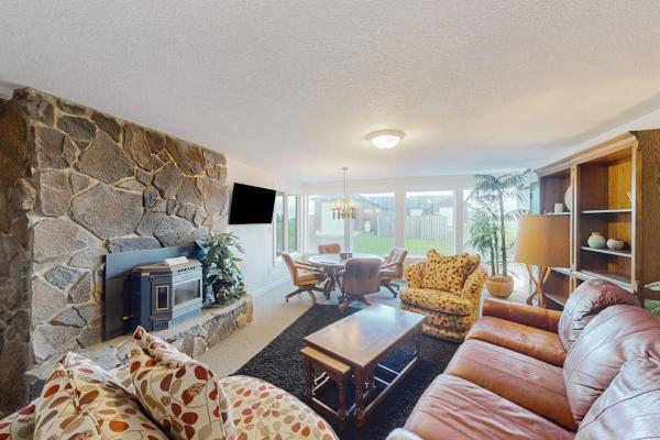 Ocean View 70s-themed Home With Beach Access Grill Funky Interior & W&d - Bandon, OR