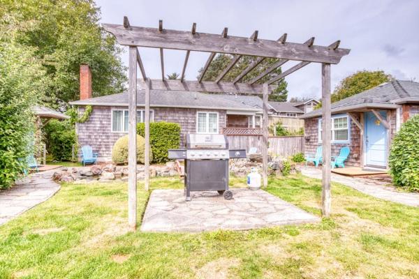 Serene Dog-friendly Cottage - Blocks To Beach & Downtown - Cannon Beach, OR