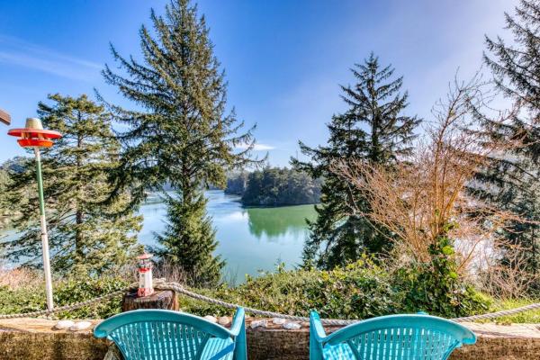 Riverfront Home With Beautiful Water Views Patio & Fireplace - Coos Bay, OR