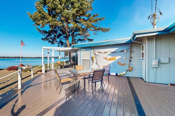 Waterfront Home With Panoramic Bay Views Deck Fireplace & Beach Access - Coos Bay, OR