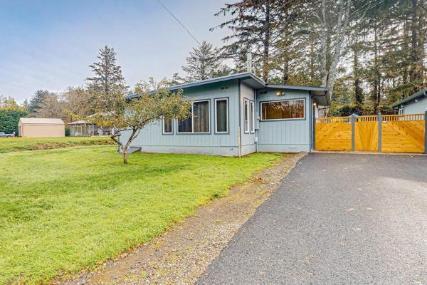 Spacious Coastal Property With Separate Living Quarters Wood Stove & Grill - Coos Bay, OR