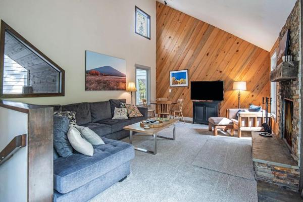 Home With Hot Tubs Pools Tennis Pickleball Gym Fireplace & Game Room - Black Butte Ranch, OR