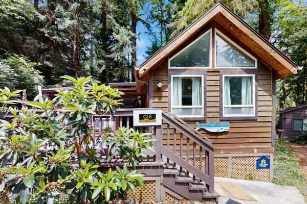 Charming Cottage Near Whaleshead Beach 4-person Private Hot Tub Deck & Grill - Brookings, OR