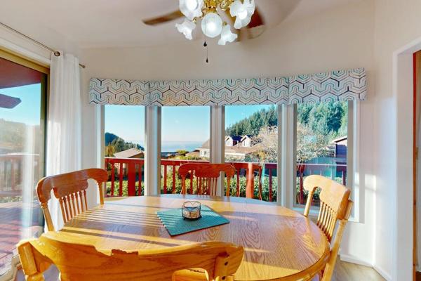 Ocean View Retreat With Nautical Interior Pinball Machine Grill Games & Ac - Brookings, OR