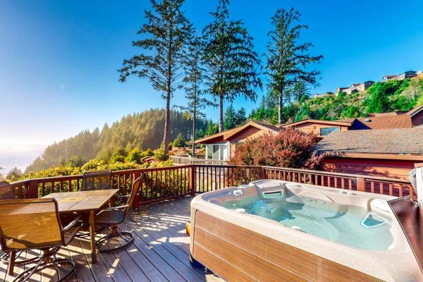Tranquil Dog-friendly Coastal Escape With Private Hot Tub Patio & Nature Views - Brookings, OR