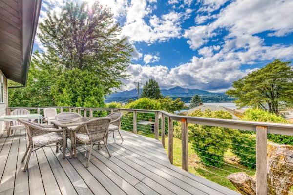 Magnificent Dog-friendly Home With Lake & Mountain Views From The Large Deck - Cascade Locks, OR