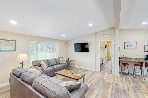 Modern Spacious Home Near The Bay With Grill Washer&dryer & Large Yard - Coos Bay, OR