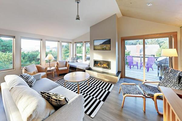 Ocean-view Modern Masterpiece Just 4 Houses Down From Beach - Fireplace & Grill - Manzanita, OR