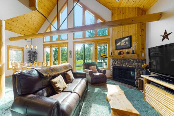 Inviting Chalet With Private Hot Tub Grill 3 Pools Hot Tub Gym & Tennis - Oregon