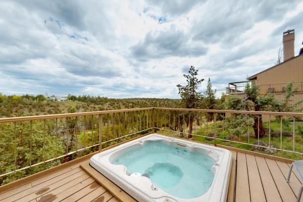 Charming Waterfront Condo With Pool Tennis Hot Tub Balcony & W&d - Redmond, OR