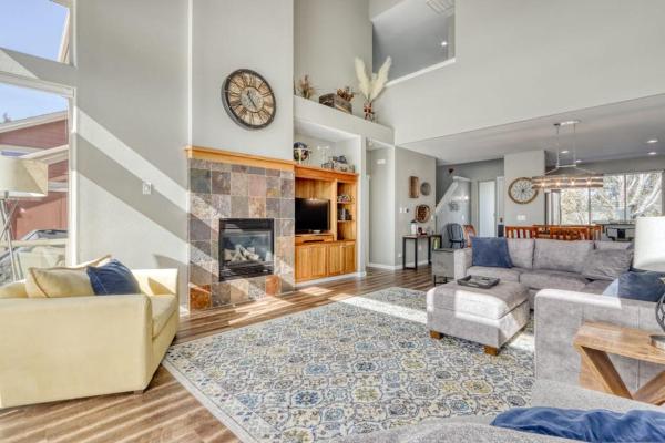Light-filled Townhome With Fireplace Pools Hot Tubs Gyms Golf & Tennis - Eagle Crest, OR