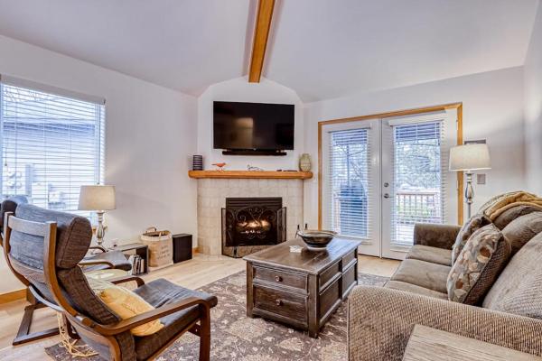 Spacious Getaway Near Town With Private Hot Tub Pool Access And Fast Wifi - Redmond, OR