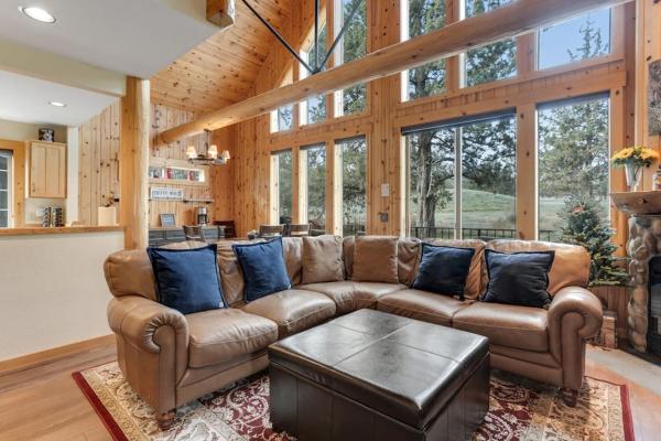 Relaxing Golf Course-front Home With Private Hot Tub Firepit & Shared Pool - Oregon