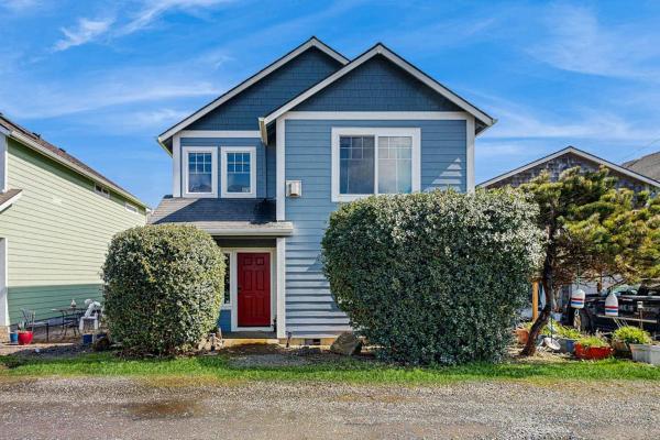 Dog-friendly Home Near The Ocean With Gas Fireplace & Partial Water Views - Toledo, OR
