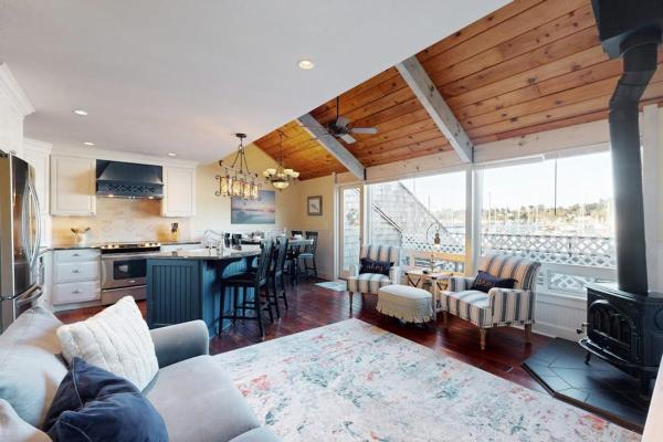 Waterfront Condo With Bay Views & Shared Gym - Dog-friendly - Newport, OR