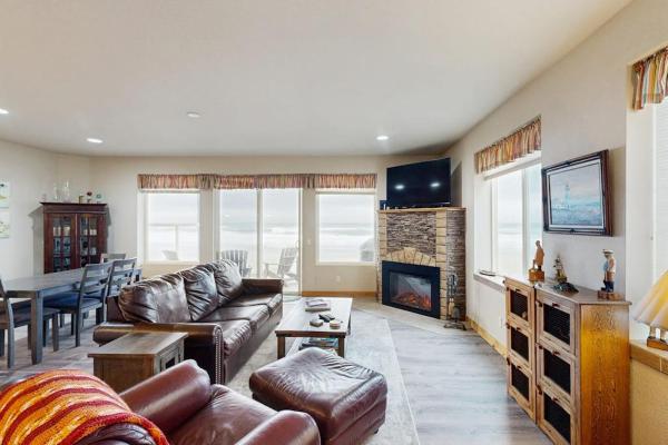 Oceanfront Condo With Spectacular Ocean View - Walk To Beach - Gold Beach, OR