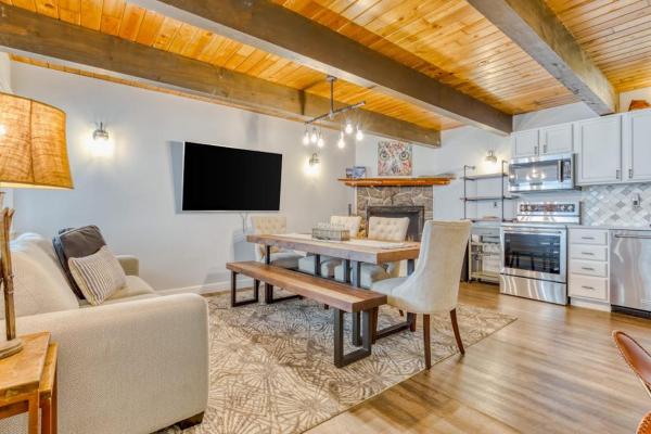 Serene Condo With Skiing Fireplace Mountainview & Washer&dryer - ガバメント・キャンプ, OR