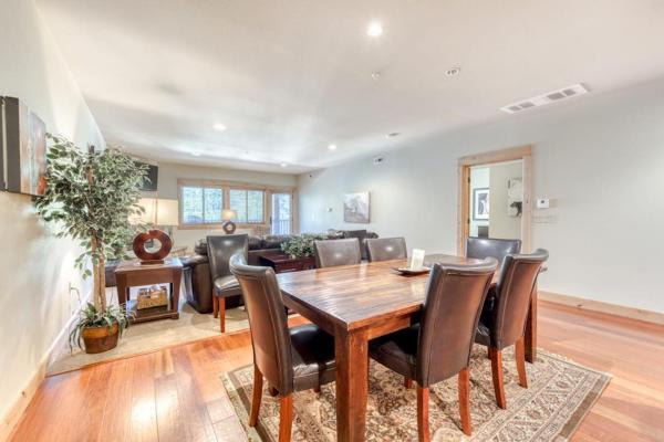 Terrific Mt Hood Condo With Gas Fireplace Balcony View & Shared Pool & Hot Tub - 加文門特營