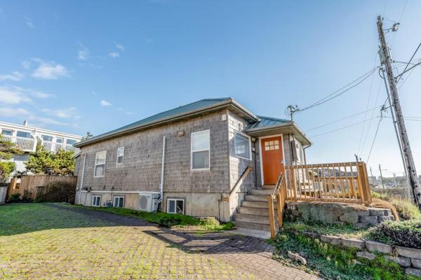 One Block To The Ocean & Nye Beach Sunny Home With Fireplace Foosball & Wifi - Newport, OR