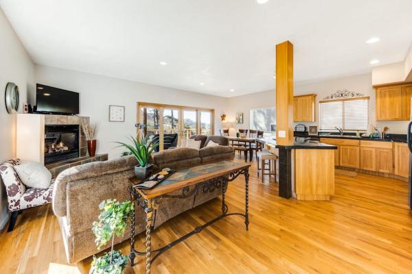 Beautiful Home With Ocean And Yaquina Lighthouse Views - Walk To The Beach - Newport, OR