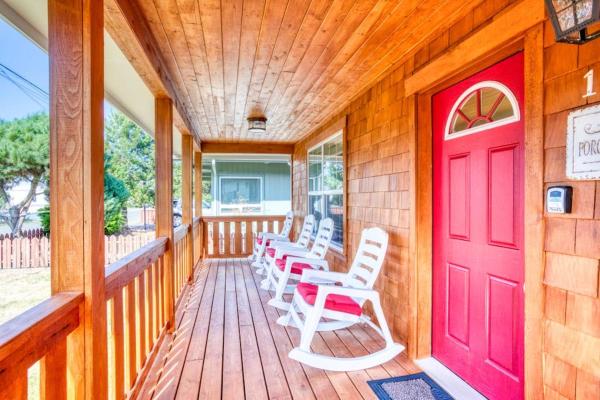 Updated Home With Fireplace & Media Room - 2 Blocks To The Beach & Promenade - Seaside, OR