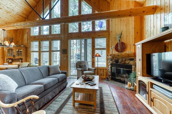 Charming Resort Home With Fireplace Deck Gas Grill And Gas Stone Fireplace - Eagle Crest, OR