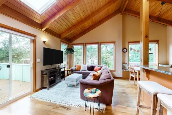 Tree-lined Coastal Home With Wood Fireplace Yard W&d & Games - Dog-friendly - Manzanita, OR